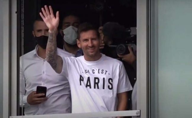 Messi Gets Cheerful Welcome From PSG Fans (VIDEO) - The Cheer News